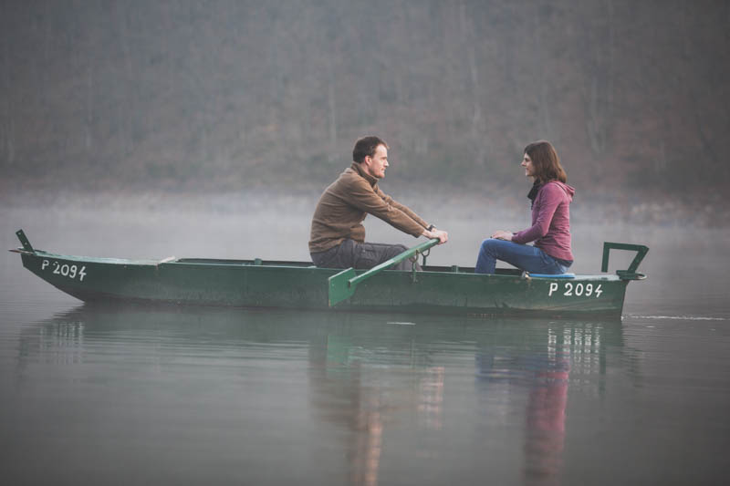 Photos de fiançailles en barque sur le lac de la Haute Sûre