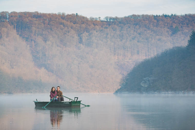 Photos de fiançailles en barque sur le lac de la Haute Sûre