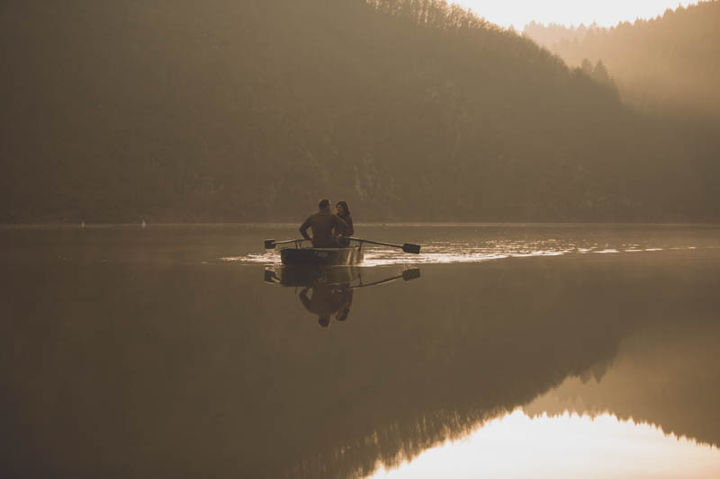 En barque sur le lac de la Haute Sûre au Luxembourg